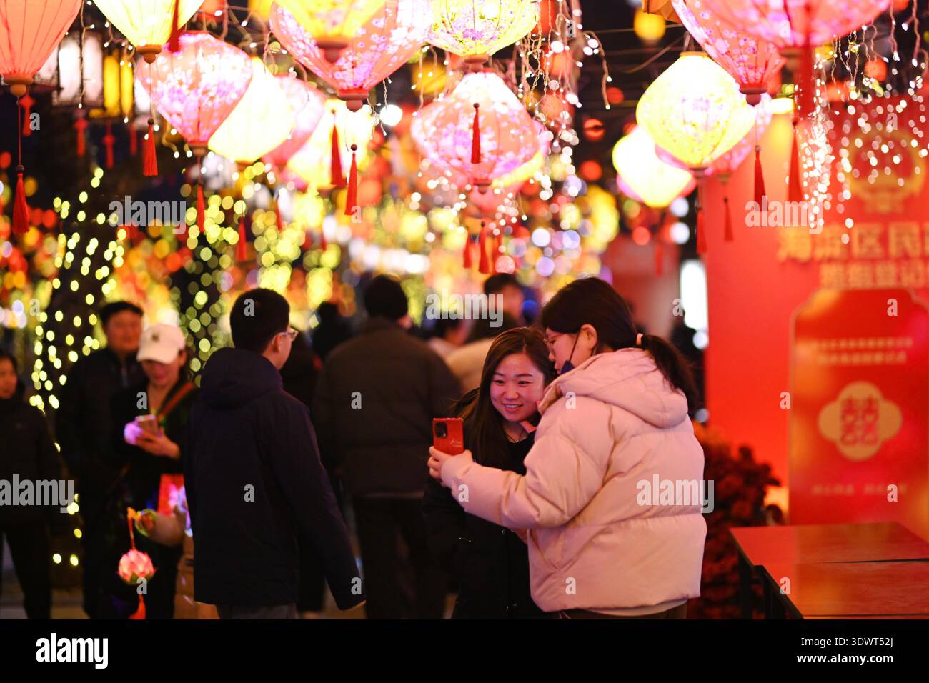Visitors admire lantern displays in Tongqing Street, Haidian District ...