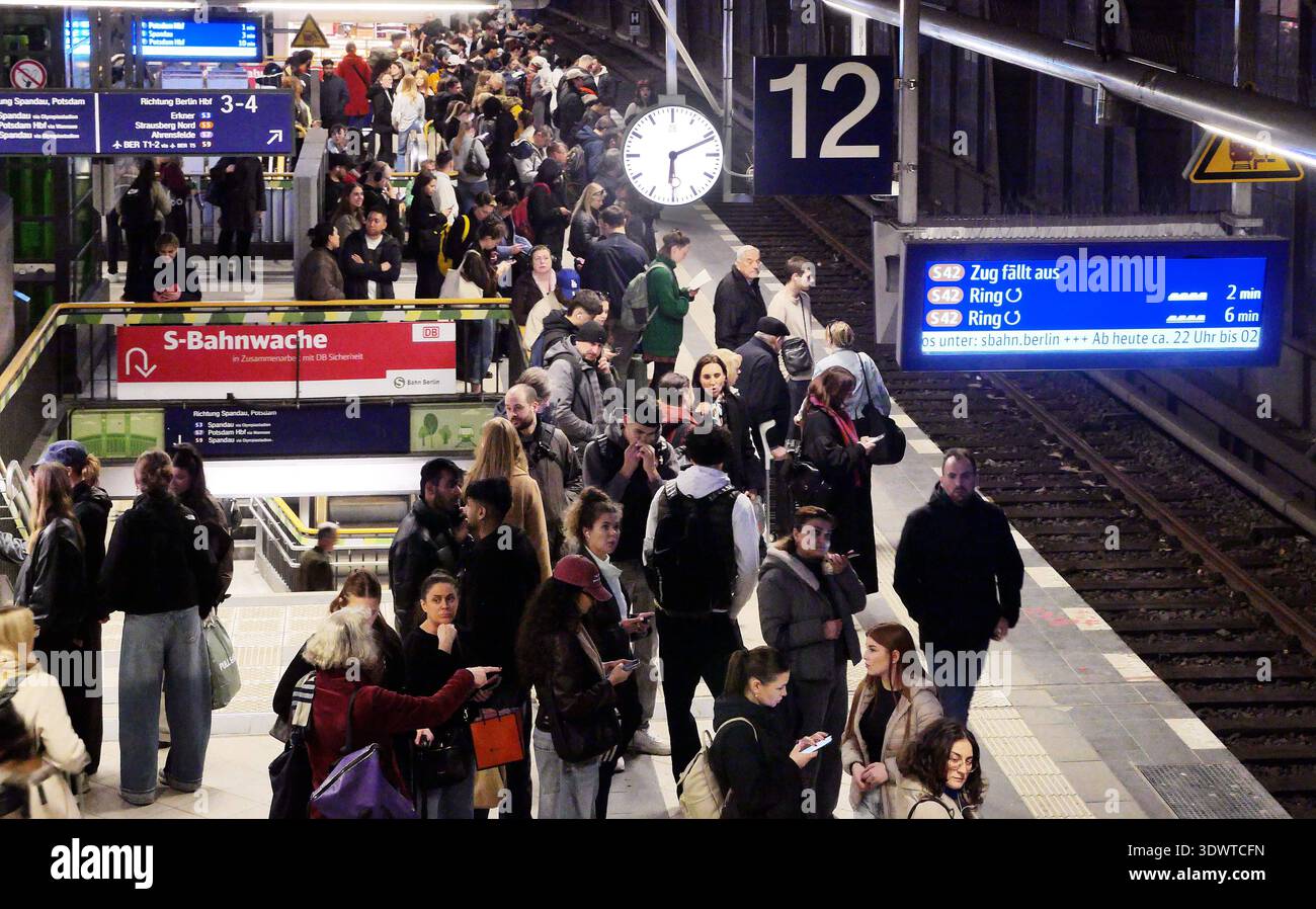 27.02.2026, Berlin - Deutschland. Voller Bahnsteig S-Bahnhof Westkreuz ...