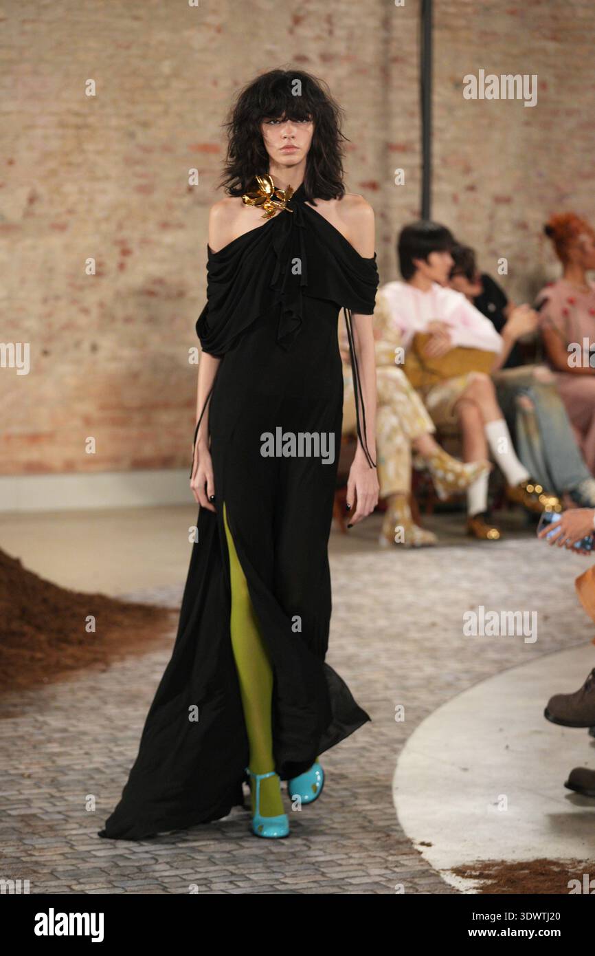 Milano Fashion Week - Women F/W 26-27 Moschino fashion show Catwalk ...