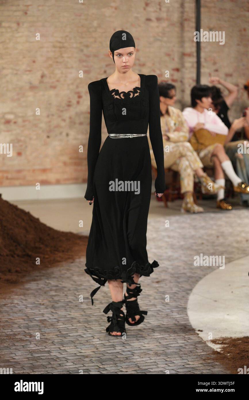 Milano Fashion Week - Women F/W 26-27 Moschino fashion show Catwalk ...