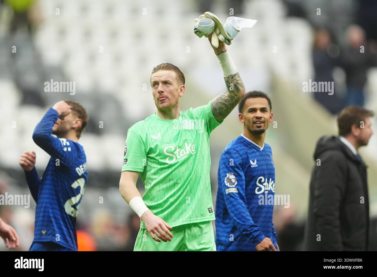 Everton goalkeeper Jordan Pickford (centre) gestures after the final ...