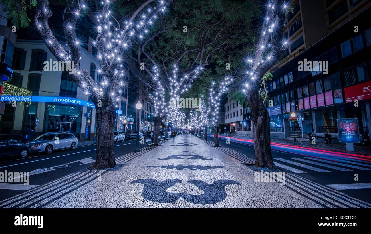 Nighttime city street scene hi-res stock photography and images - Alamy
