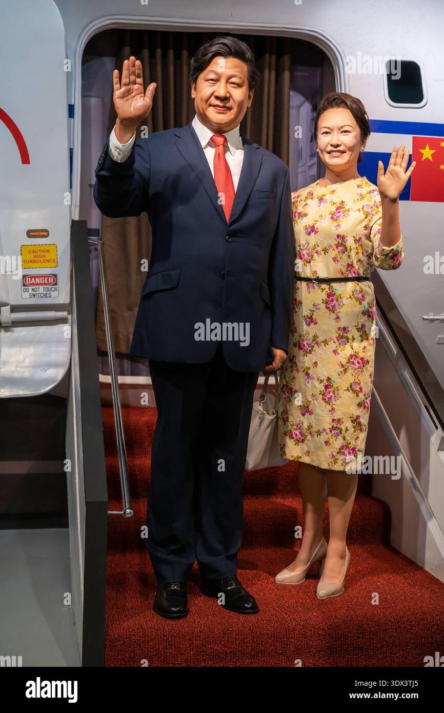 Singapore - Dec 24,2025 : Xi Jinping and Peng Liyuan wax figures are ...