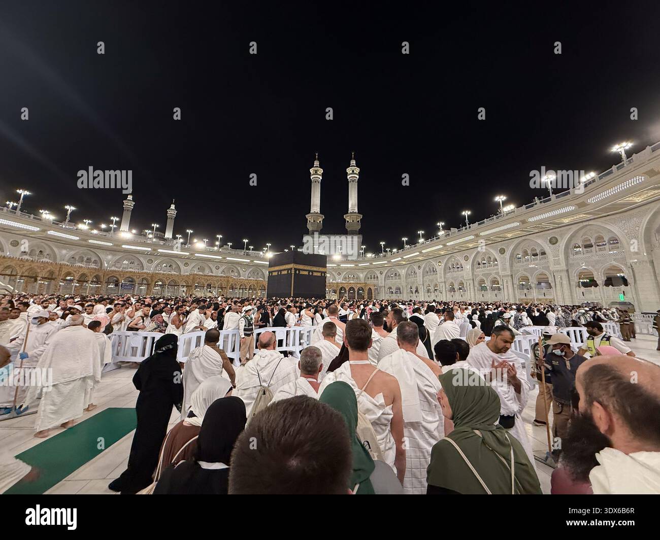 Pilgrims circling the Kaaba at Masjid al-Haram during a night ...