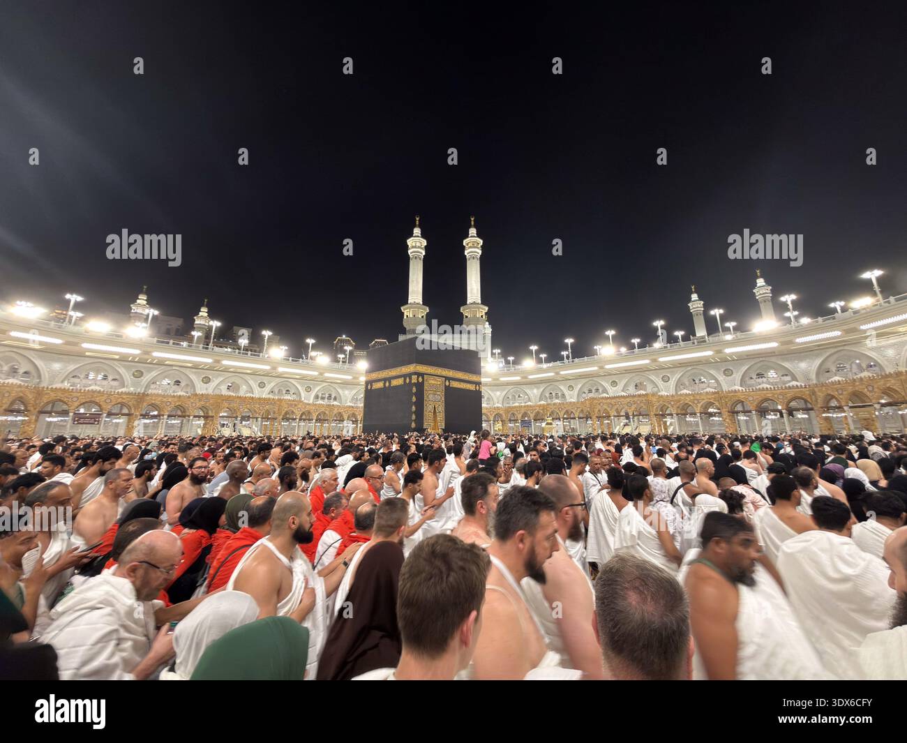 Pilgrims circling the Kaaba at Masjid al-Haram in Mecca during crowded ...
