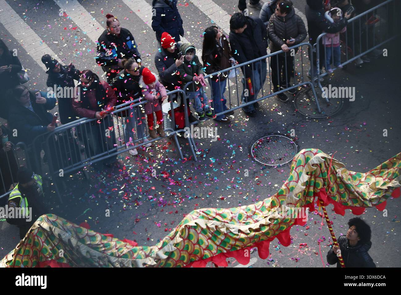 The crowd pops confetti as parade goers march in the Chinatown Lunar ...
