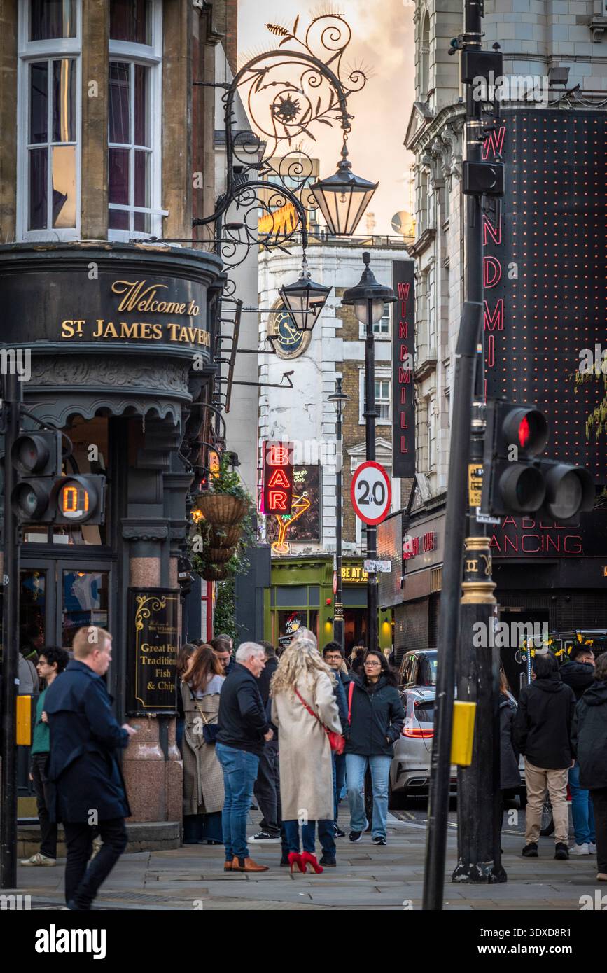 Busy corner with Shaftesbury Avenue in Soho, London, England, UK Stock ...