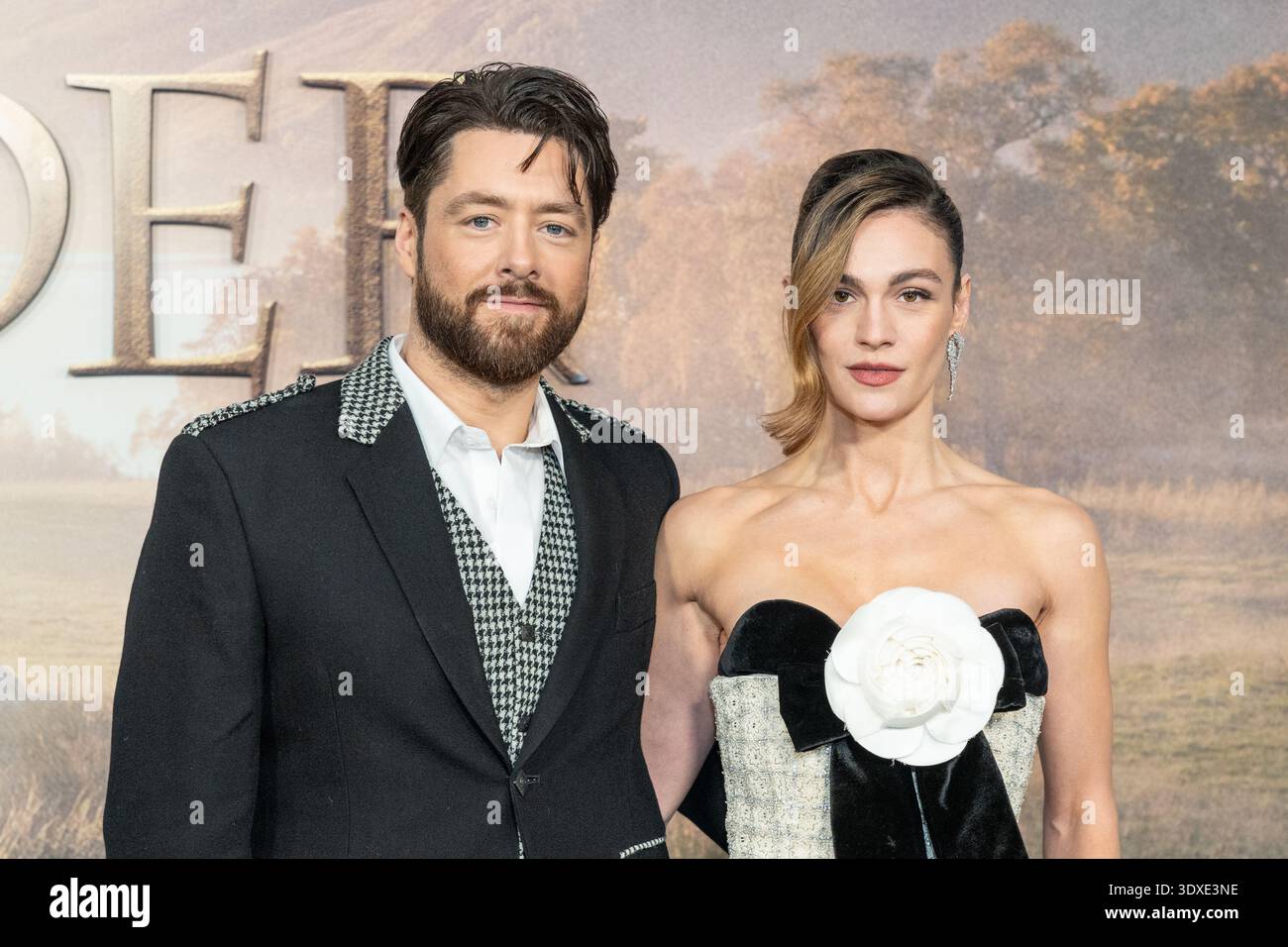 Richard Rankin wearing dress by Siobhan MacKenzie and Sophie Skelton ...