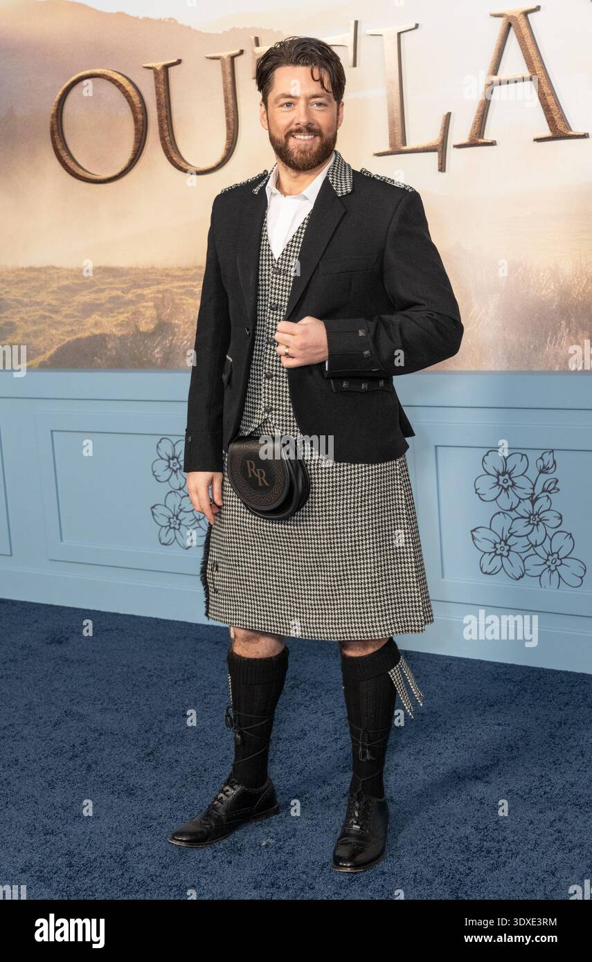 Richard Rankin wearing dress by Siobhan MacKenzie attends season eight ...