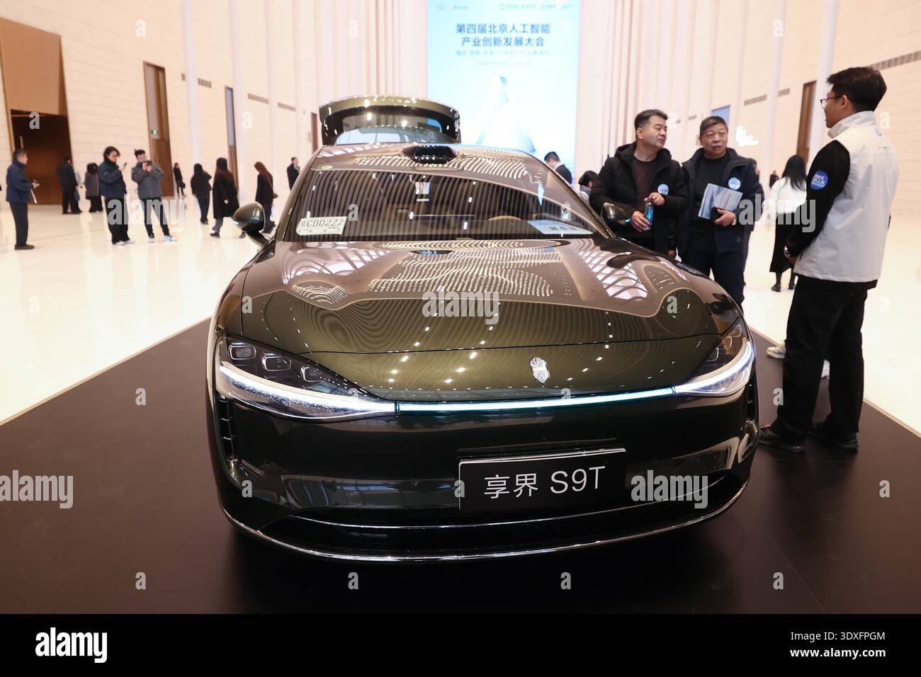 People visit the 4th Beijing Artificial Intelligence Industry ...
