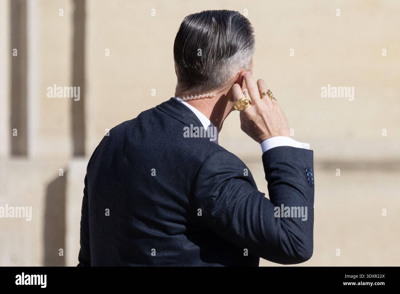 A member of the La Garde républicaine (French Republican Guard) wears ...
