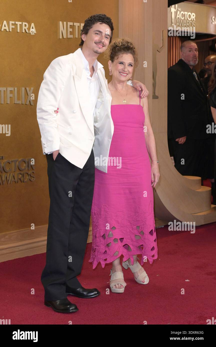Timothee Chalamet mit Mutter Nicole Flender bei der 32. Verleihung der ...
