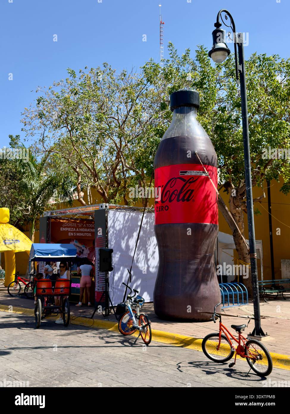 Coca cola bottle hi-res stock photography and images - Alamy