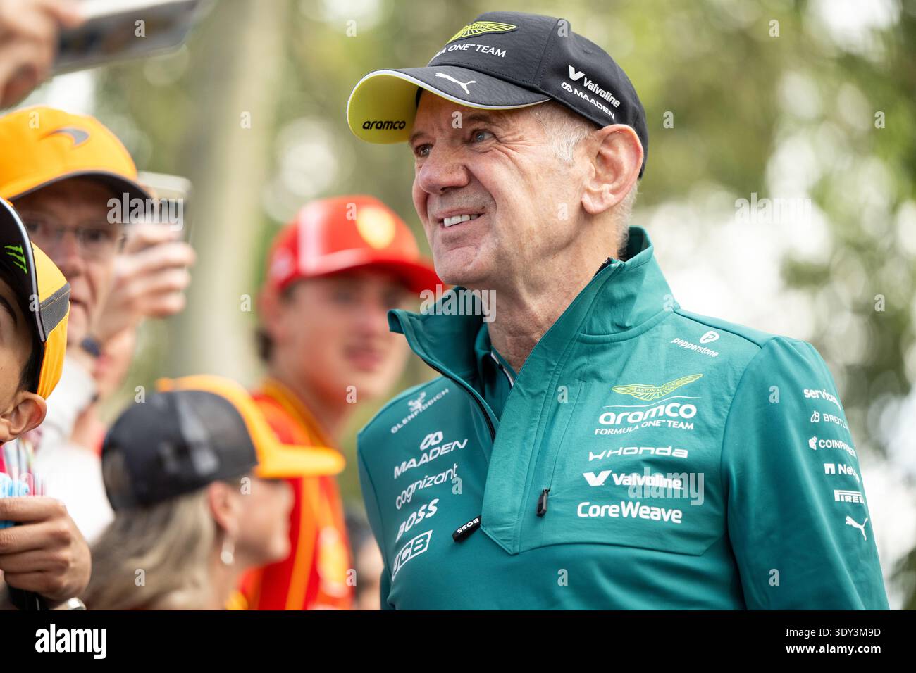 Adrian Newey (Aston Martin Aramco F1 Team, Teamchef) mit Fans beim ...