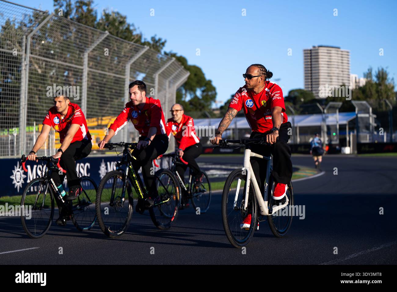 Lewis Hamilton (Scuderia Ferrari HP, Großbritannien, #44) und Team auf ...