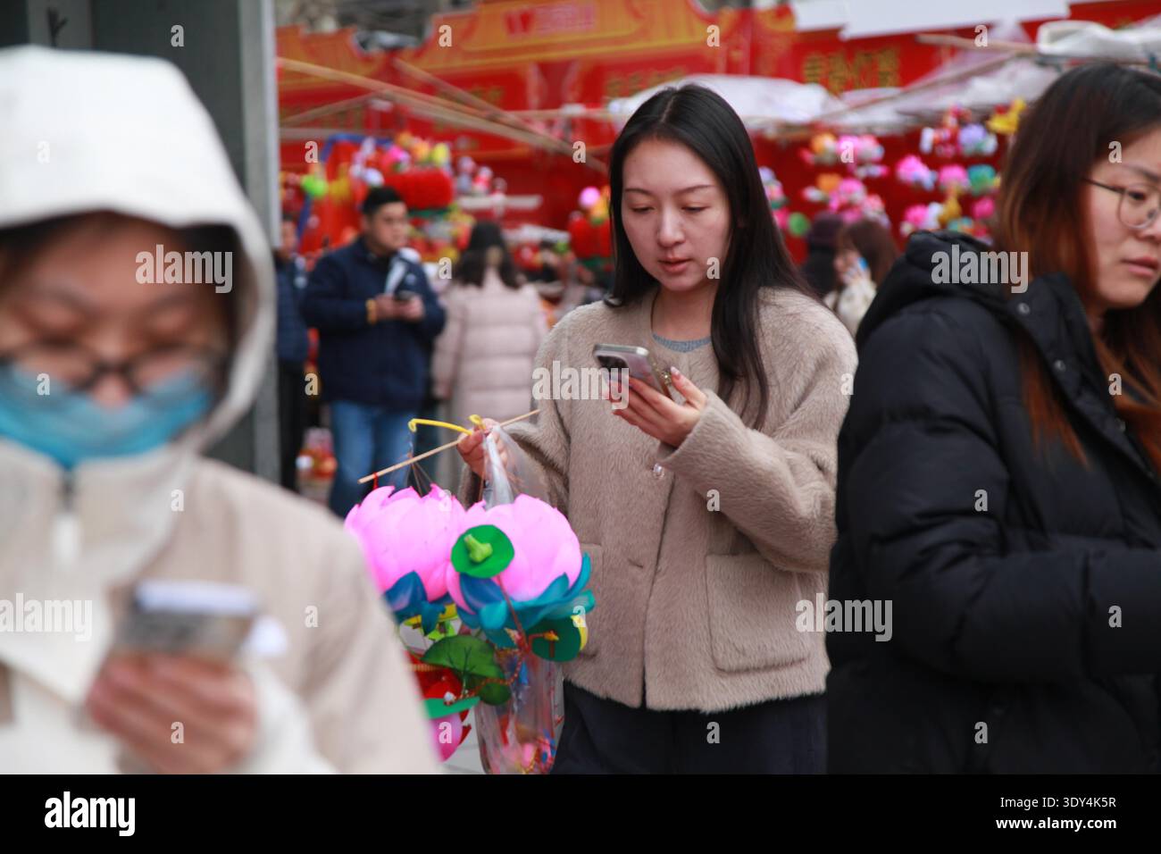 Tourists select festive lanterns at Confucius Temple lantern market in ...