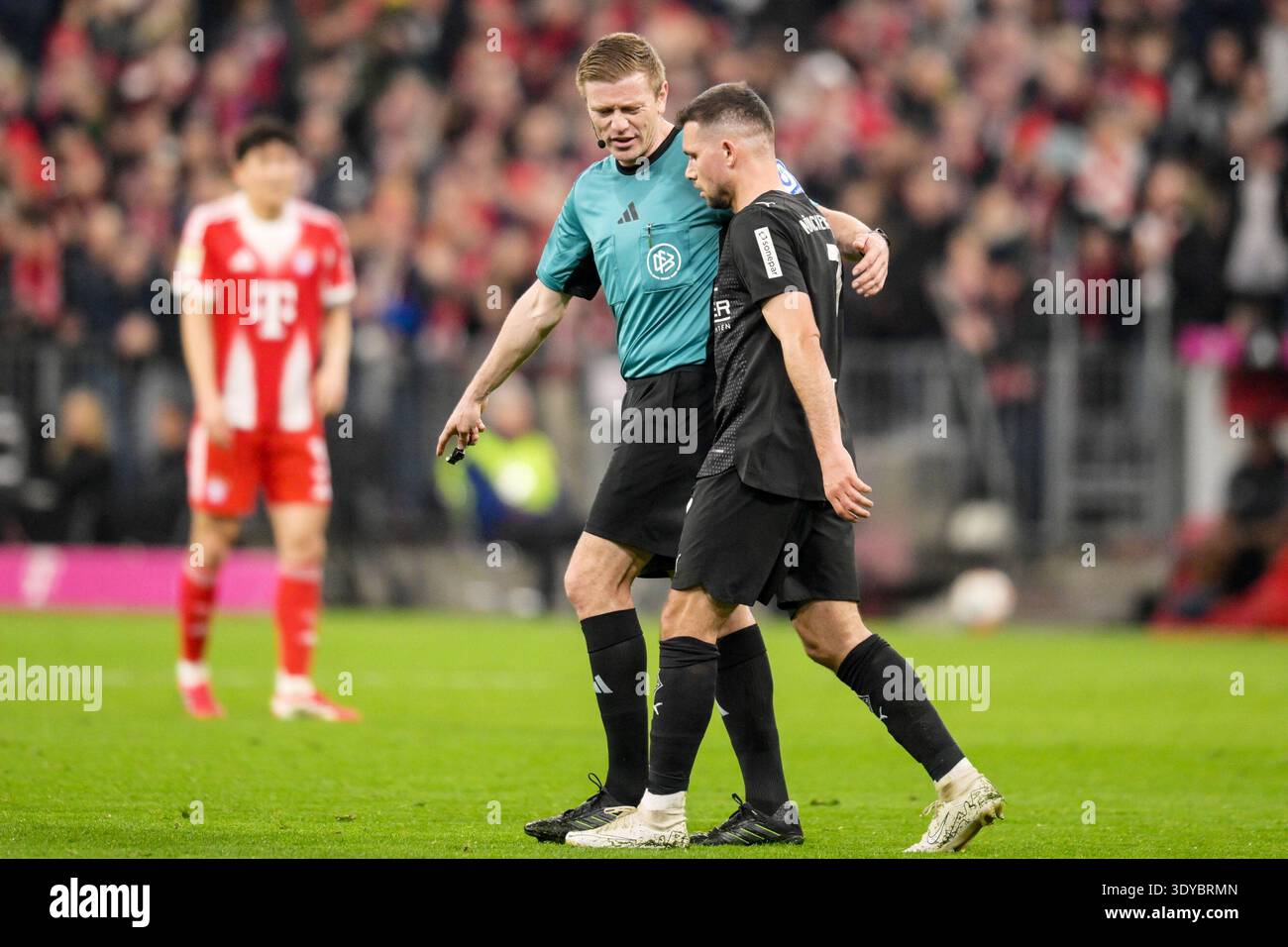 From left: referee Robert Schroeder, Kevin Stoeger (Gladbach) Munich ...