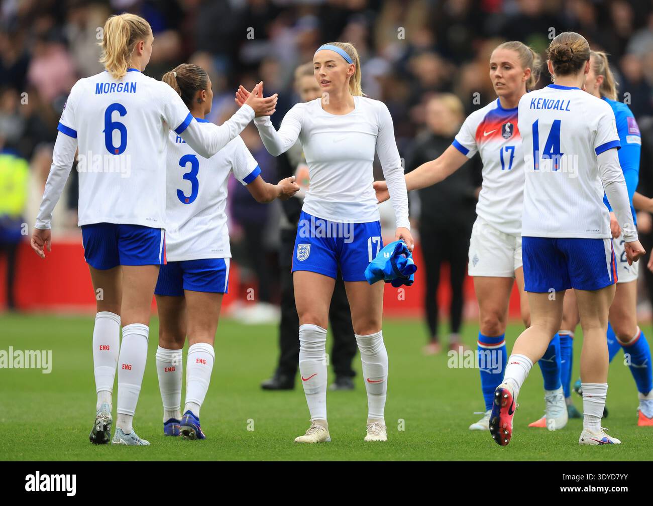 England's Chloe Kelly (centre) and team-mate Esme Morgan shake hands ...