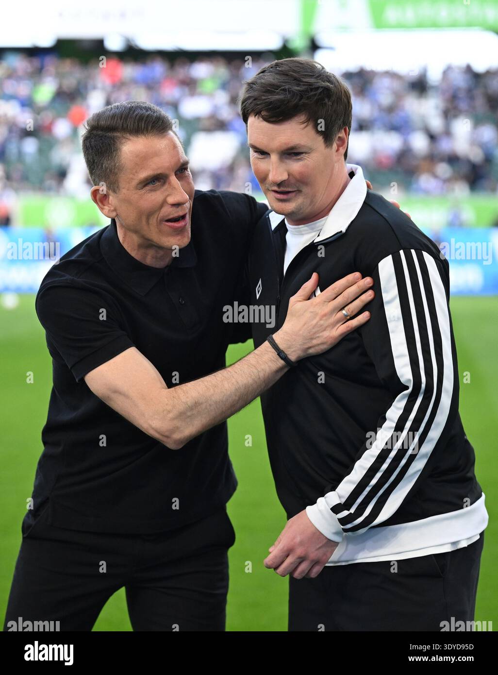 From left: Coach Daniel Bauer (Wolfsburg), Coach Merlin Polzin (HSV ...