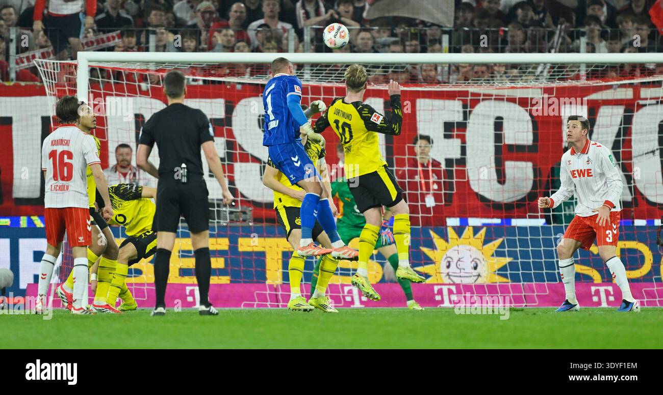 From left: Goalkeeper Marvin Schwaebe (Cologne), Julian Brandt ...