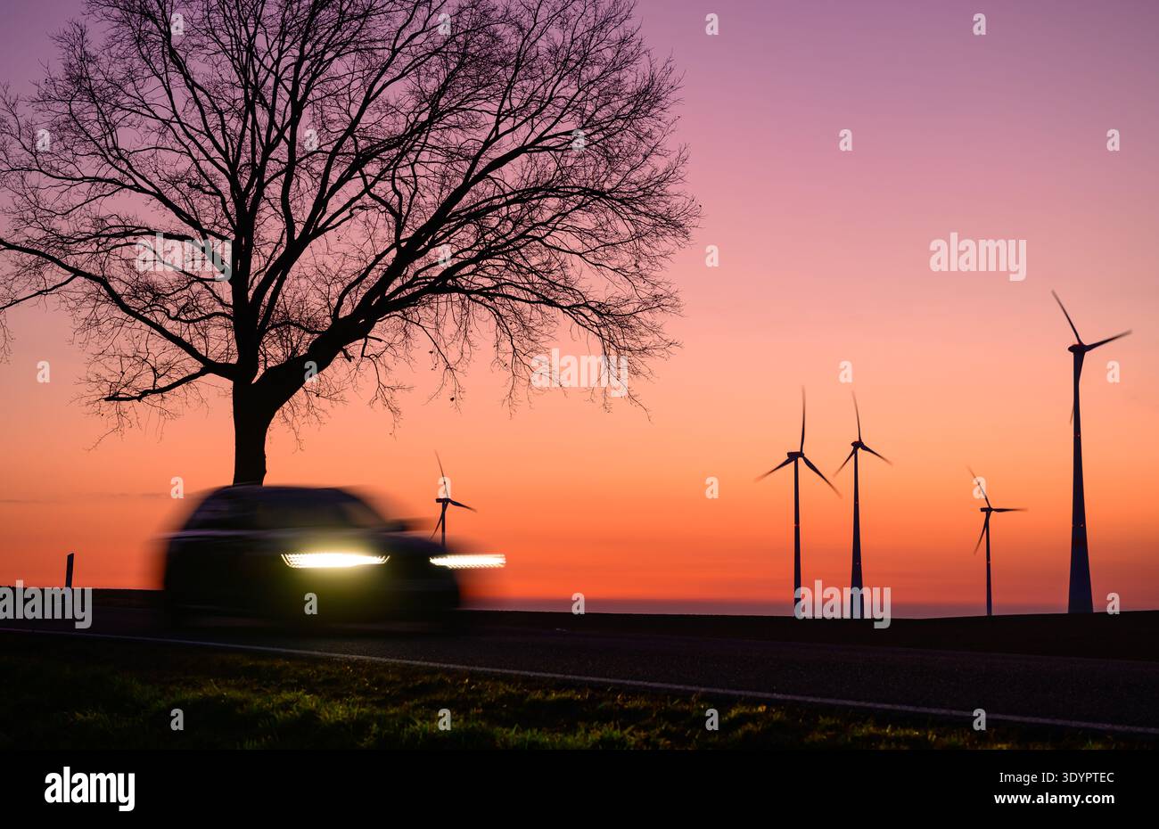 09 March 2026, Brandenburg, Treplin: Shortly before sunrise, the ...