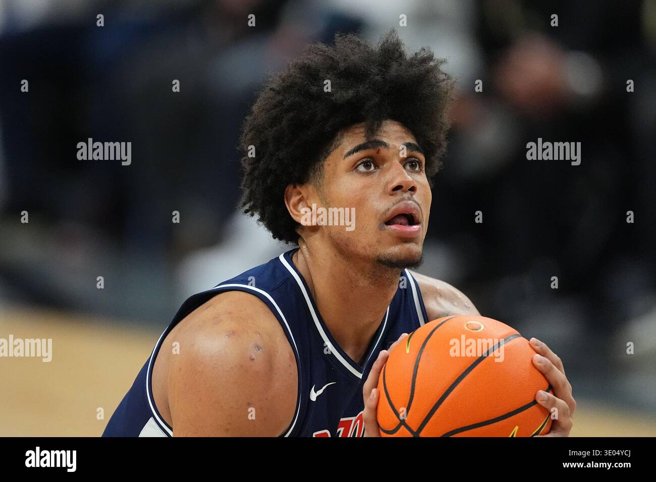 Arizona forward Koa Peat (10) in the first half of an NCAA college ...