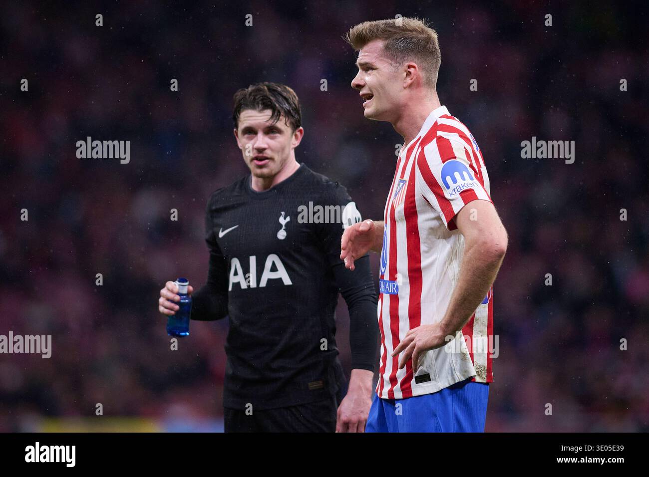 Atletico de Madrid's Alexander Sorloth (r) and Tottenham Hotspur's ...
