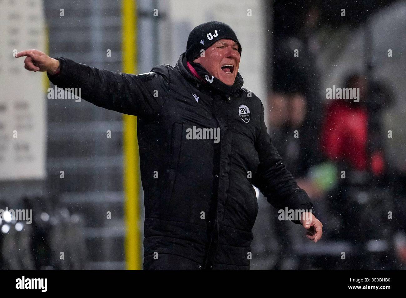 Olaf Janßen (Janssen, Trainer [coach], Cheftrainer, SVS), gibt ...