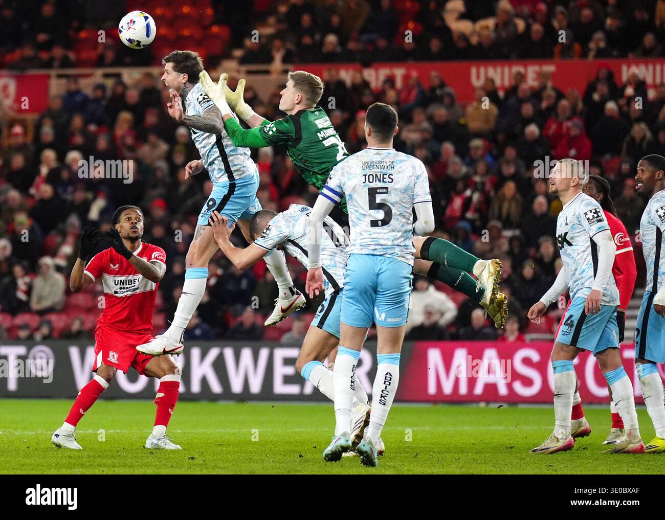 Charlton Athletic's Lyndon Dykes and Middlesbrough goalkeeper Sol Brynn ...