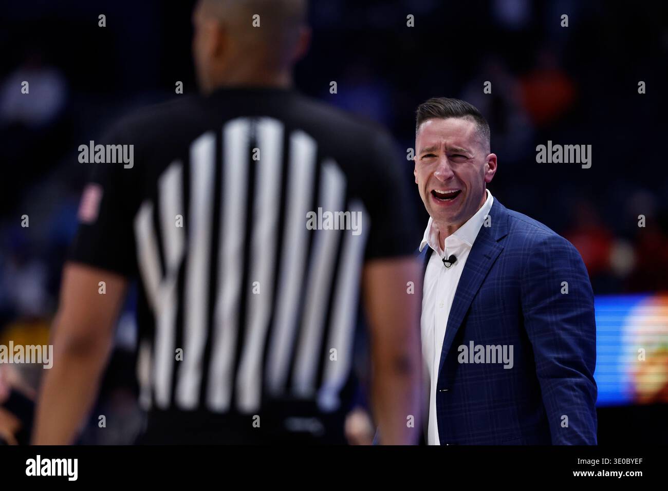 Auburn head coach Steven Pearl complains to an official during the ...
