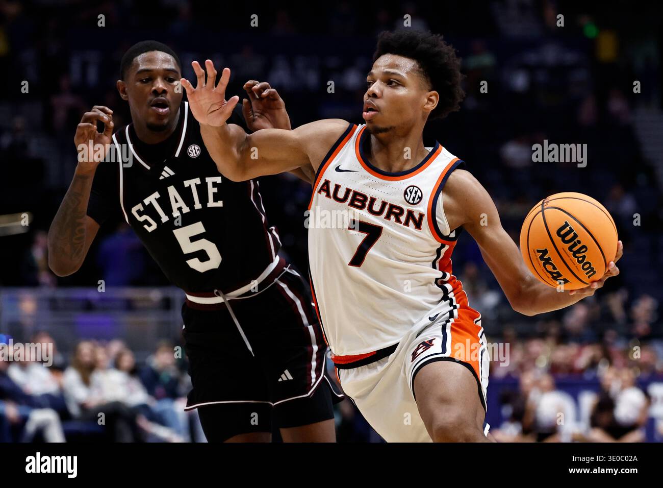 Auburn guard Keyshawn Hall (7) drives past Mississippi State guard ...