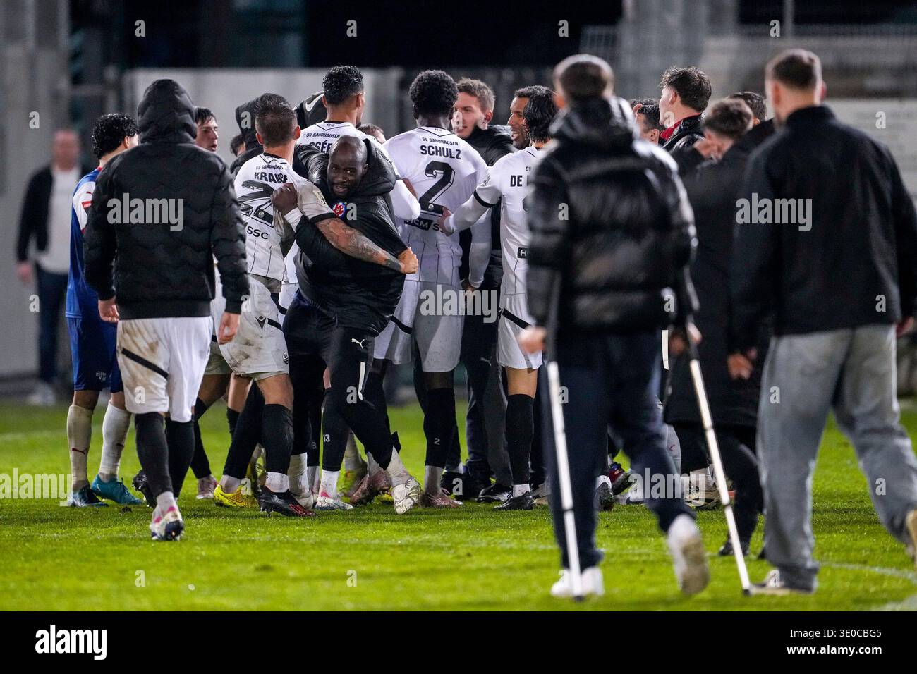 Player from SV Sandhausen (SVS) and player from VfR Mannheim, mass ...
