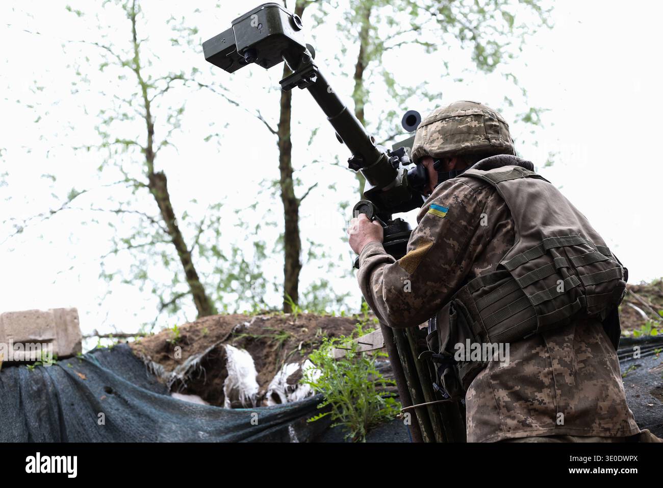 Ukrainian soldier looks through hi-res stock photography and images - Alamy