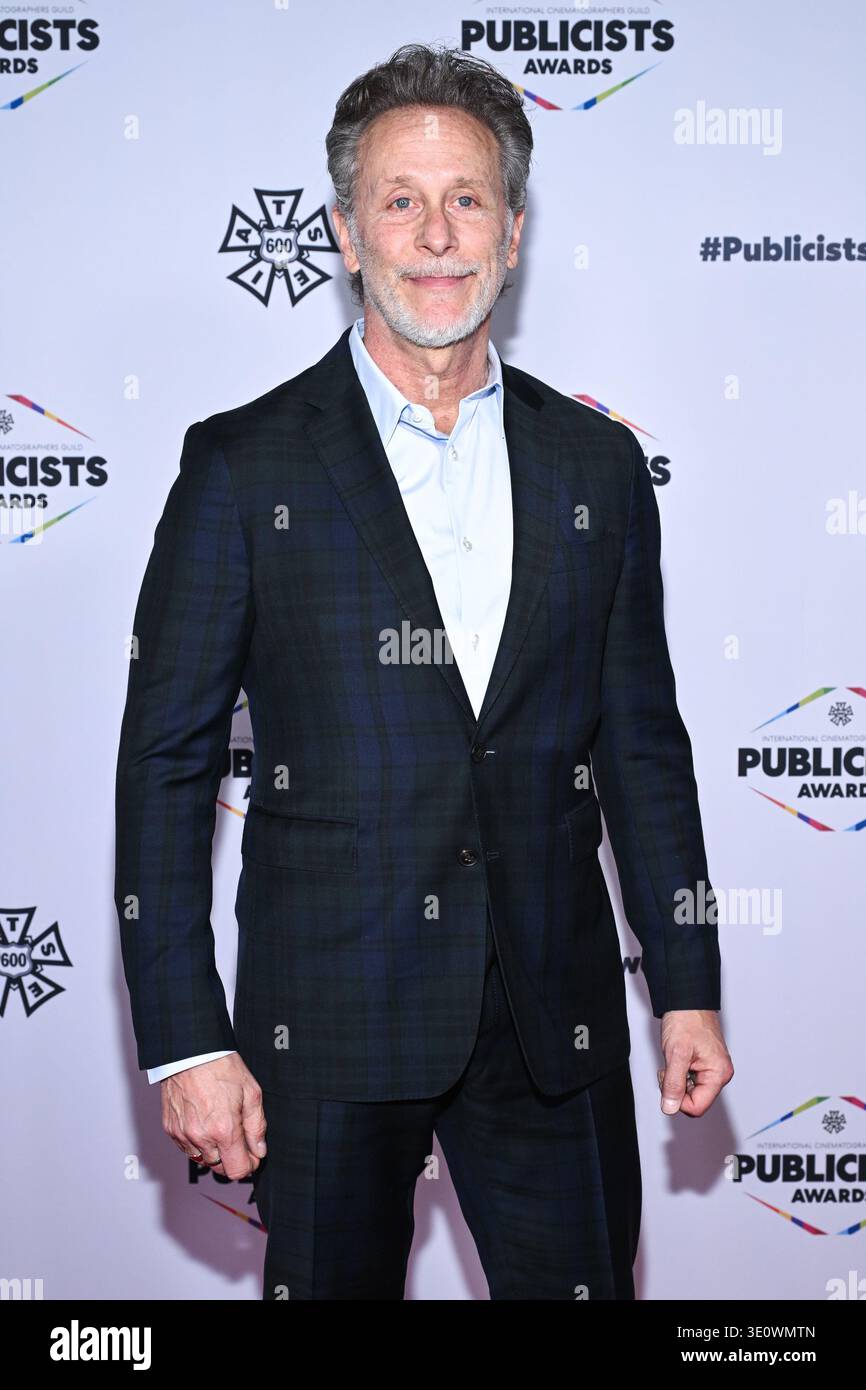 Steven Weber walking on the red carpet at 63rd Annual ICG Publicists ...