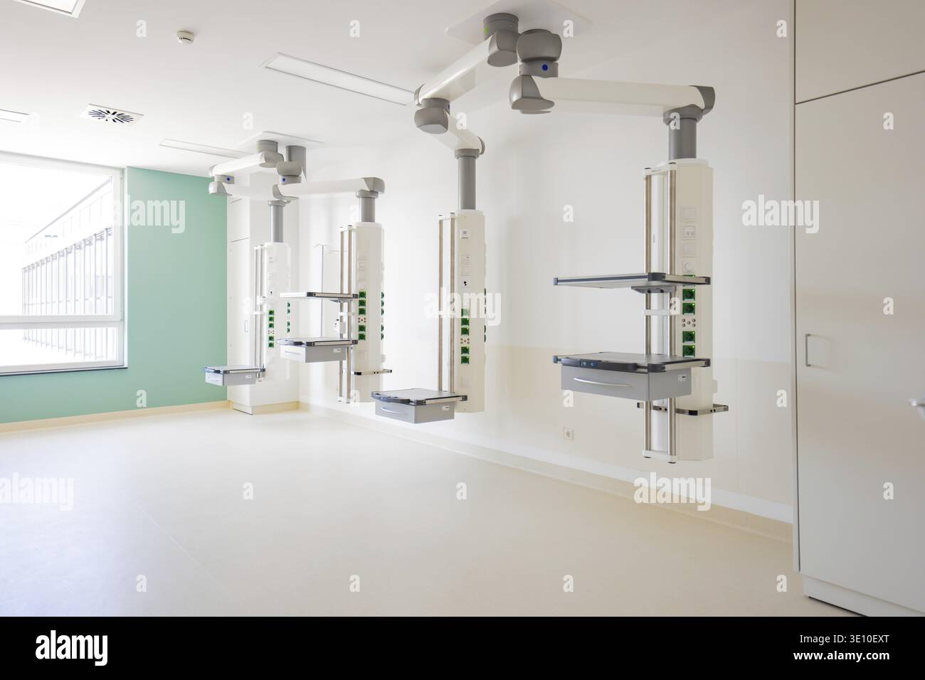 Operating room with modern ceiling systems and neutral colors ...