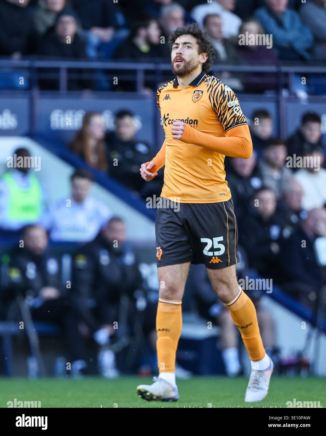 25, Matt Crooks of Hull City moves back during the Sky Bet Championship ...