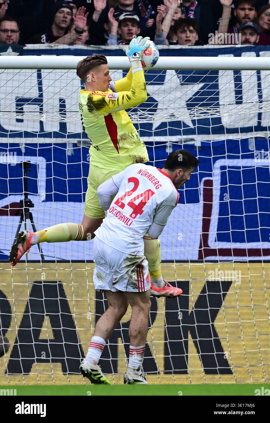 from left: goalkeeper Jan Reichert (Nuremberg), Luka Lochoshvili Kiel ...