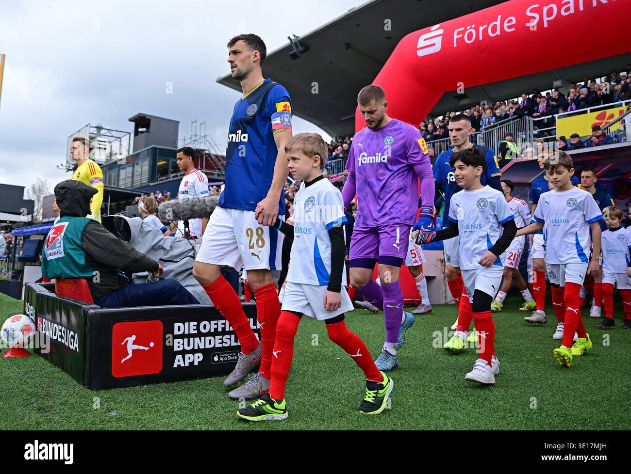 Starting lineup from the left: Jonas Meffert, goalkeeper Timon Weiner ...