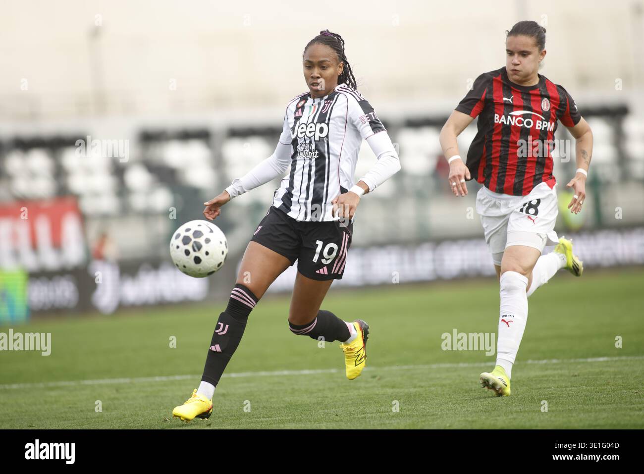 Lindsay Thomas of Juventus Women and Monica Renzotti of Milan during ...