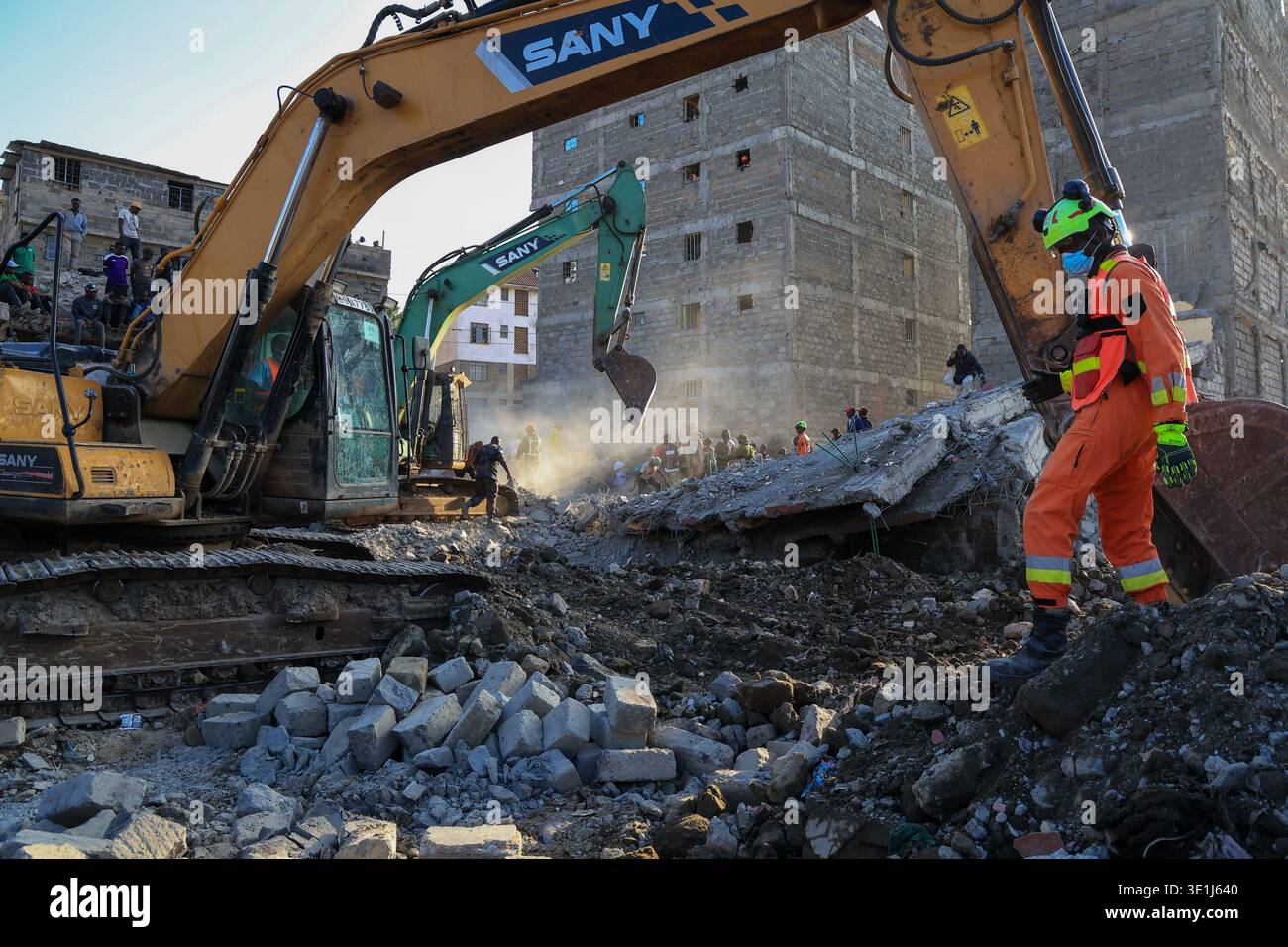 Rescuers search for victims and survivors of a building collapse in ...