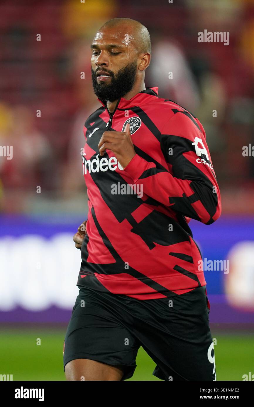 Igor Thiago of Brentford warming up prior to the Brentford v ...