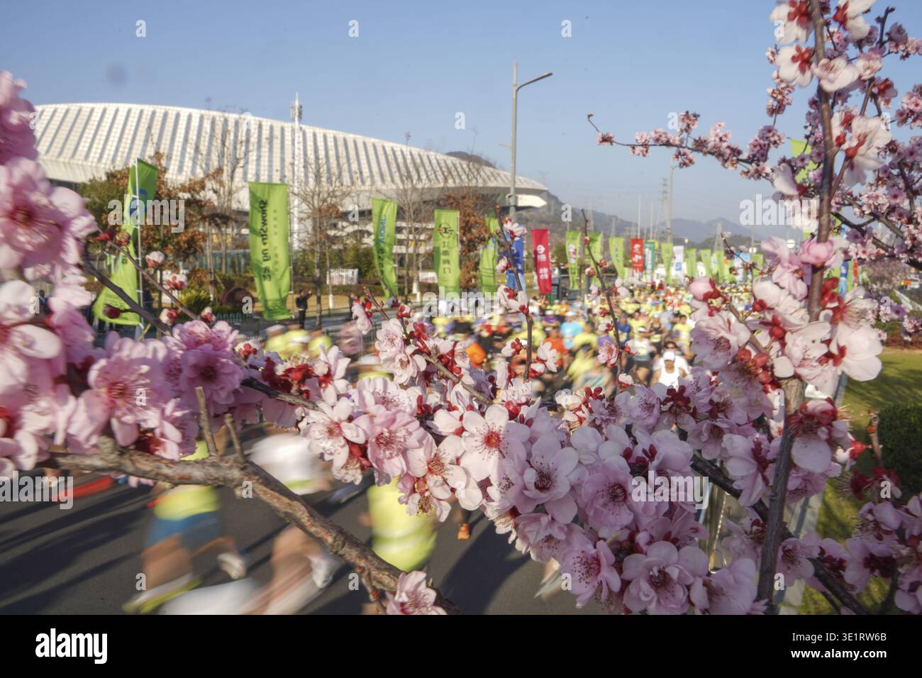 The 5th Wenzhou Longwan Half Marathon kicks off in Wenzhou City, east ...