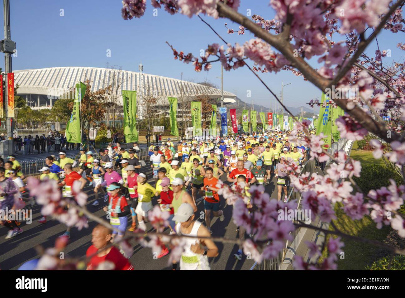 The 5th Wenzhou Longwan Half Marathon kicks off in Wenzhou City, east ...
