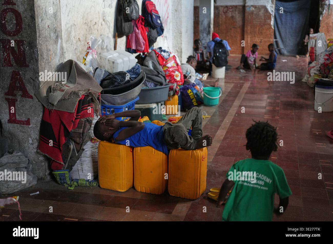 Children play at a shelter for families displaced by gang violence Port ...