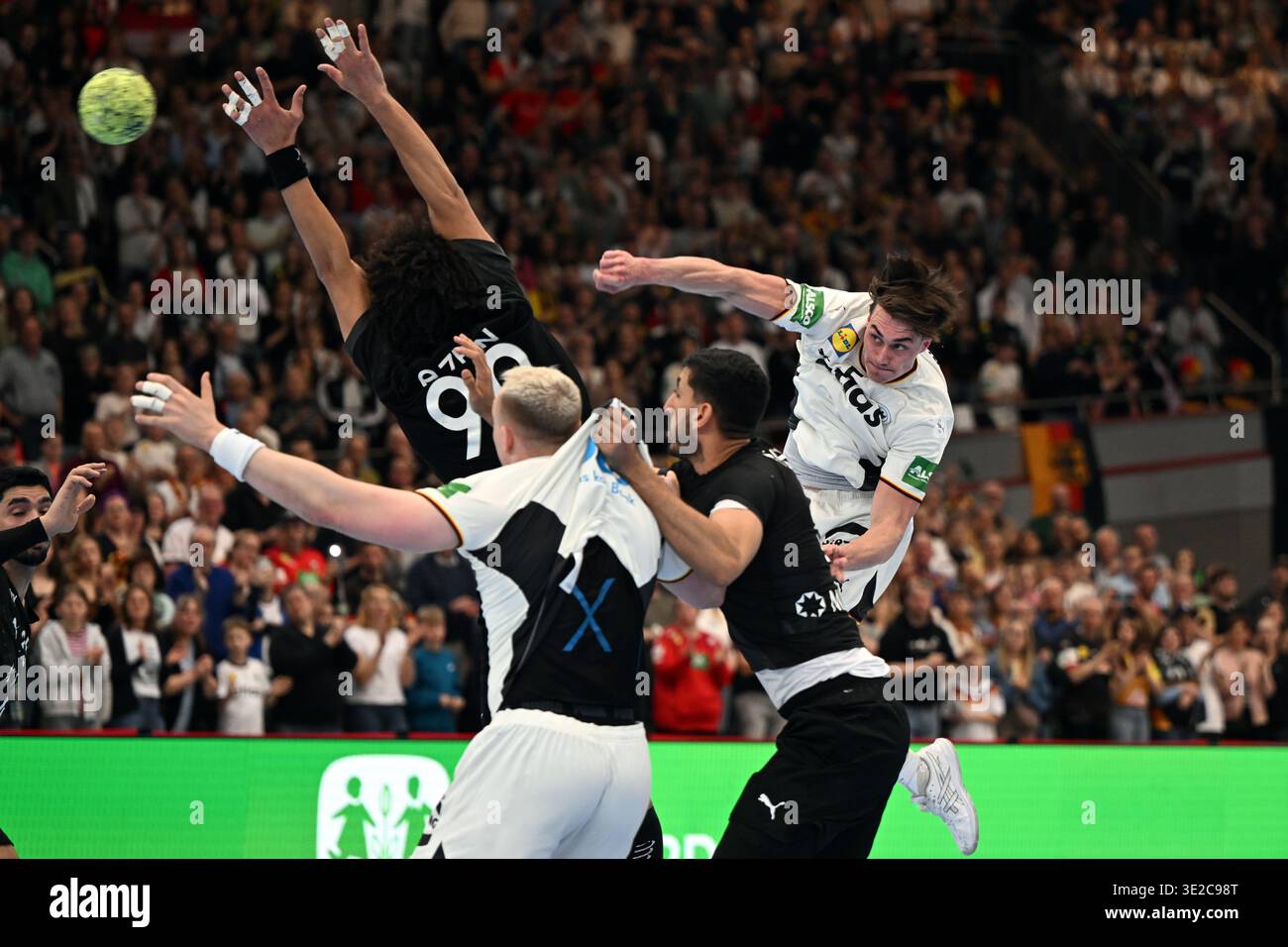 19 March 2026, North Rhine-Westphalia, Dortmund: Handball ...