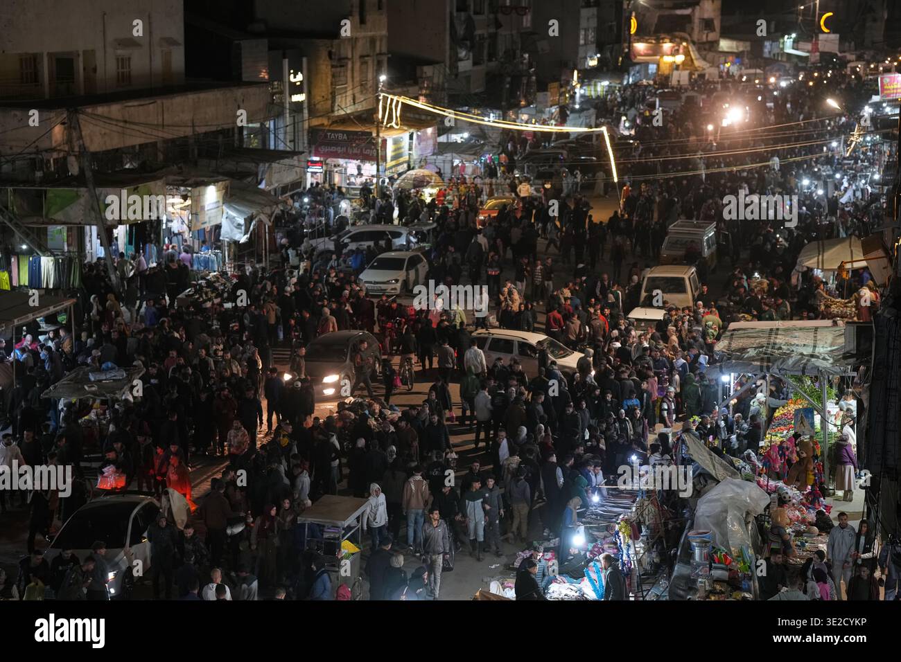 Palestinians shop at a market for Eid al-Fitr celebrations, in Gaza ...