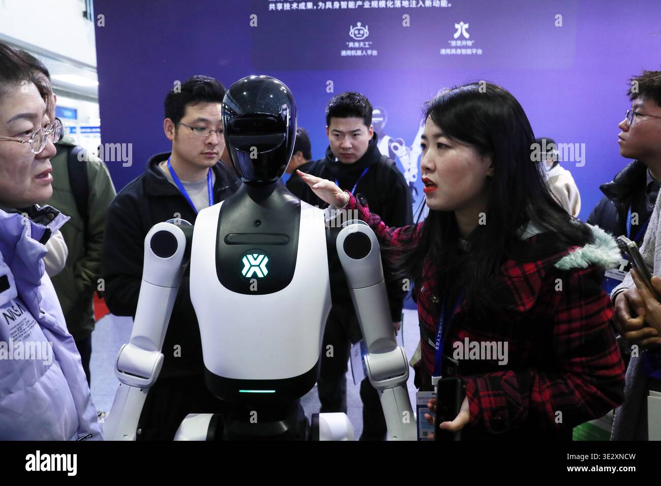 People visit the Beijing International AI Application and Robot ...