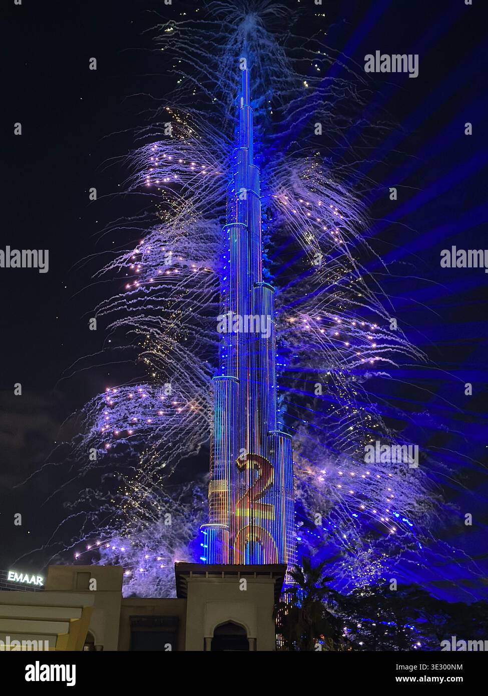 Spectacular 2026 laser light show on the Burj Khalifa at night ...