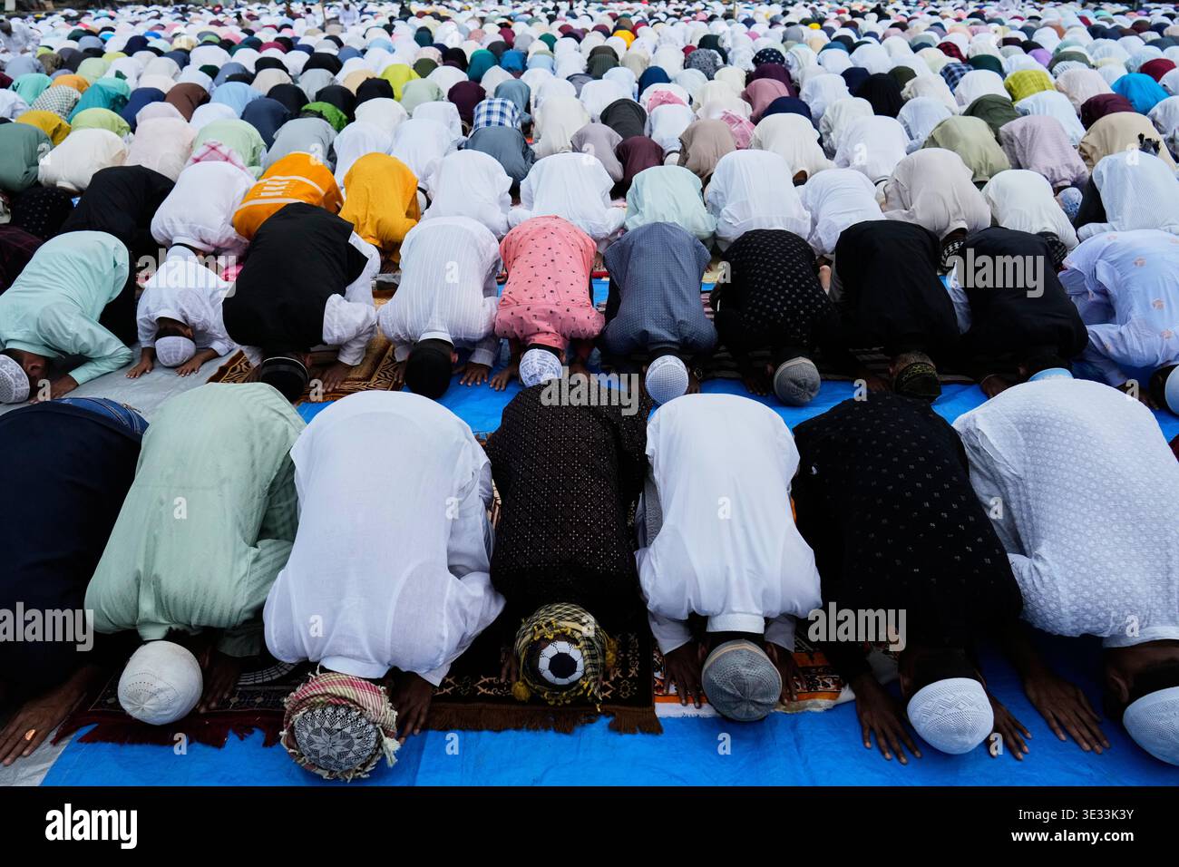 Muslims perform Eid al-Fitr prayers to mark the end of the holy fasting ...