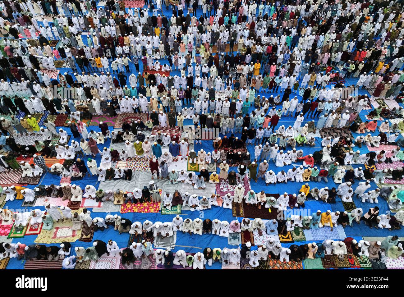 Muslims wait to offer Eid al-Fitr prayers marking the end of the holy ...